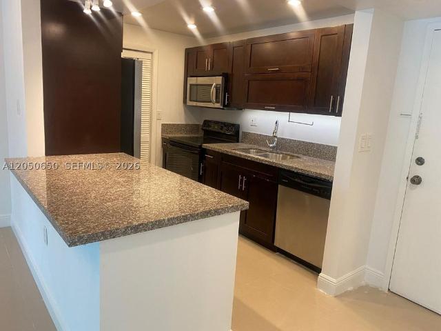 Luxury apartment complex for rent in Weston, United States