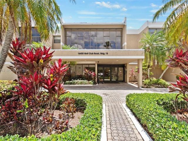 Luxury apartment complex for rent in Weston, United States