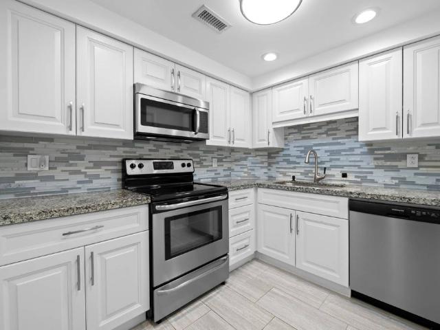 Luxury apartment complex for rent in Wilton Manors, United States