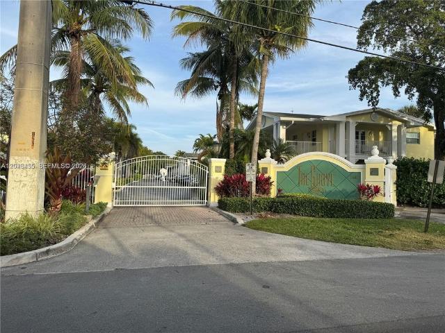 Luxury apartment complex for rent in Wilton Manors, Florida
