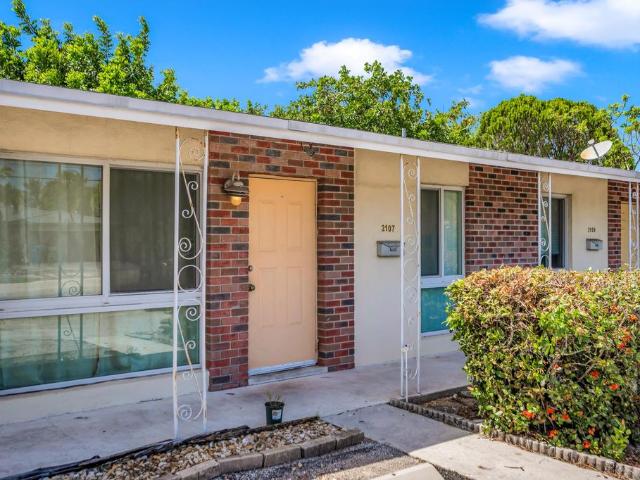 Luxury apartment complex for rent in Wilton Manors, Florida