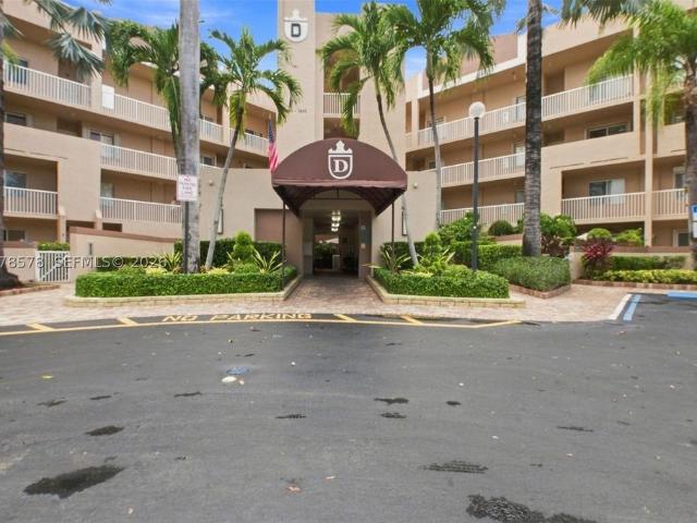 Luxury apartment complex for rent in Tamarac, United States