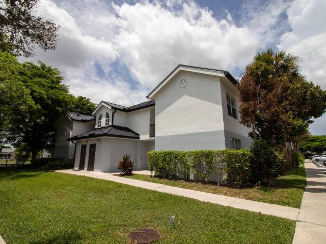 Luxury apartment complex for rent in Tamarac, United States