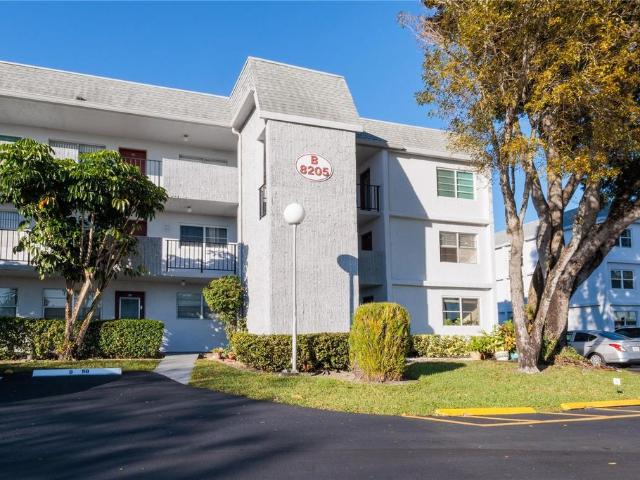 Luxury apartment complex for rent in Tamarac, Florida
