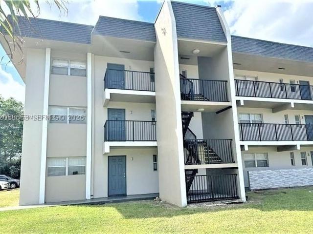 Luxury apartment complex for rent in Tamarac, Florida