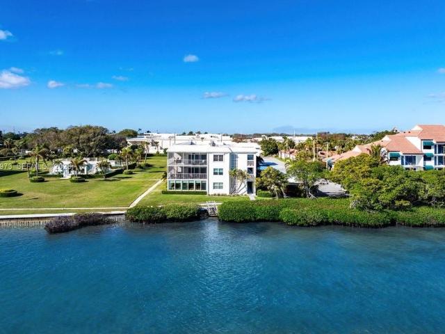 Luxury apartment complex for rent in Tequesta, Florida