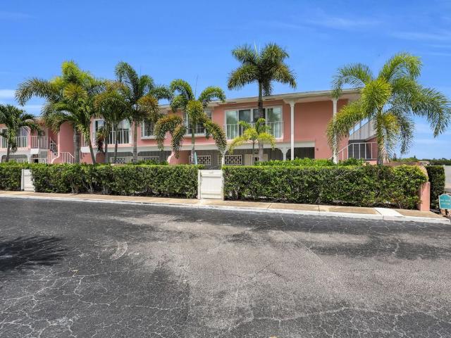 Luxury apartment complex for rent in Tequesta, Florida