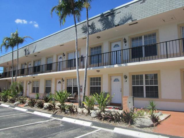 Luxury apartment complex for rent in Tequesta, United States