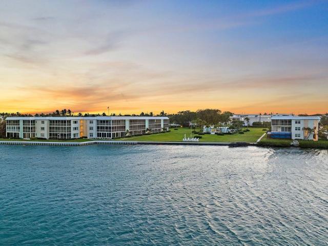 Luxury apartment complex for sale in Tequesta, United States