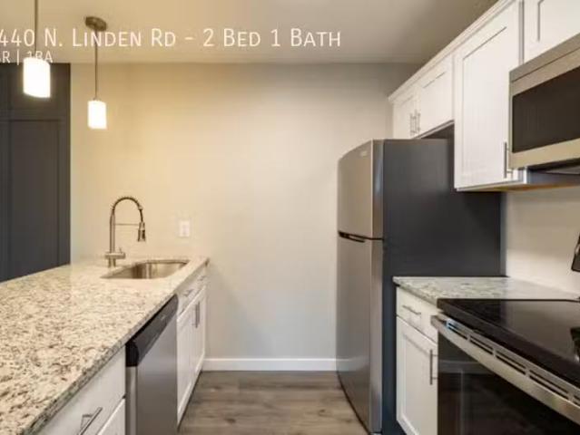 LUXURY APARTMENTS The LUX of Linden 1440 N Linden Rd