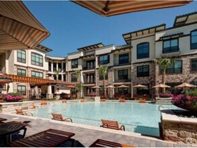 Luxury Apartments in Downtown Dallas with Sauna and Steam Rooms