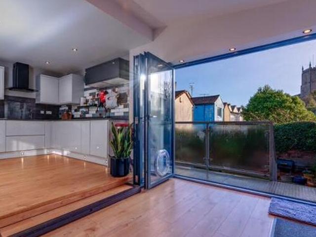 Luxury bed Serviced Apartment With Sauna, High Street, 2 Bedroom Serviced