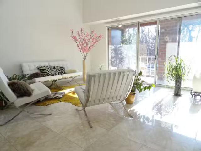 luxury bi level brick and concrete 2200sq foot 3 bed and 2 bat.