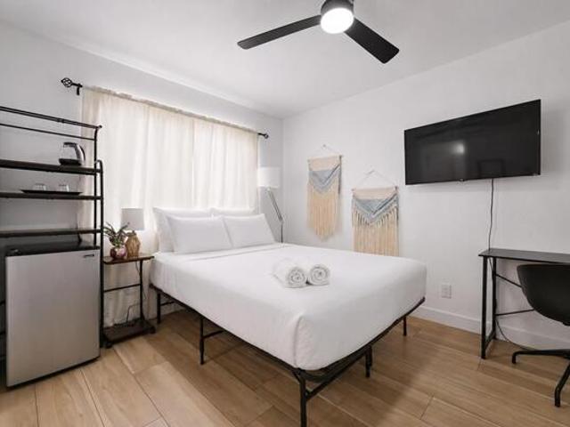 Luxury Great Location Newly Remodeled Modern Las Vegas House Modern & Spacious. 2 Min to US 95