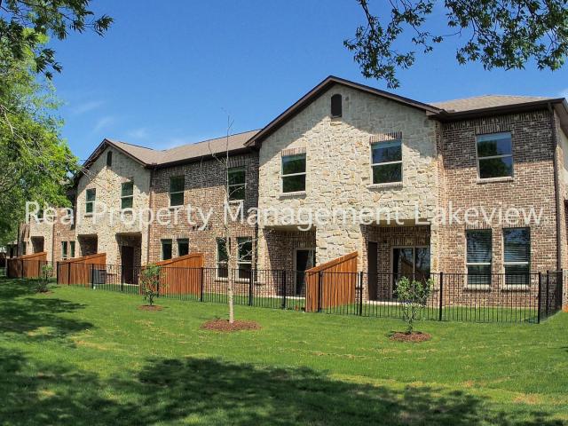 LUXURY DENTON TOWNHOME AVAILABLE