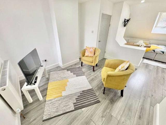 Luxury En Suite Rooms Available – Coventry  Room 6