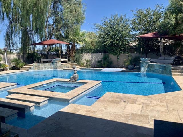 luxury home off strip huge space