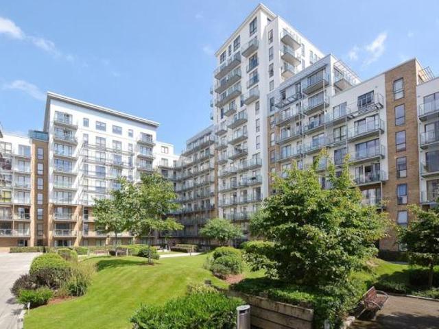 Luxury one bed with Balcony, concierge, Bow E3