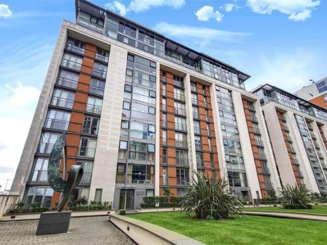 Luxury one bed apartment, Gym, Balcony, E16