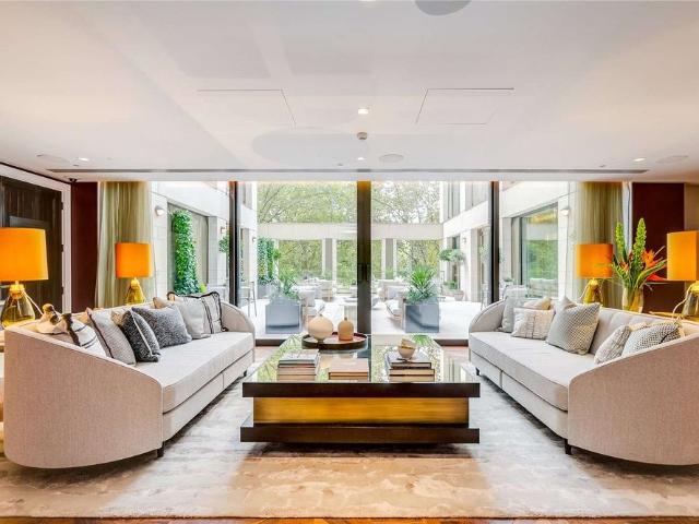 Luxury one bed apartment in Southbank Place with access to the leisure facilities including pool, gym and spa