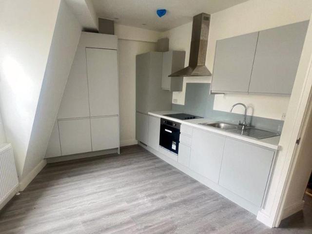 Luxury One Bedroom in Wimbledon 1 bed flat to rent £1,900 pcm £438 pw