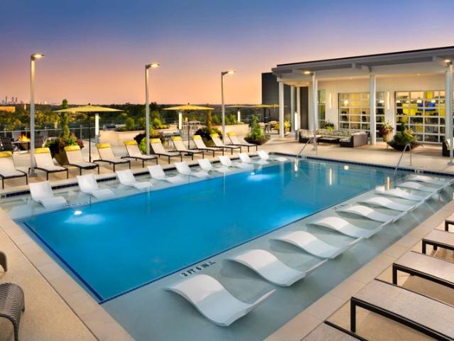 Luxury one bedroom w/private bath near the battery