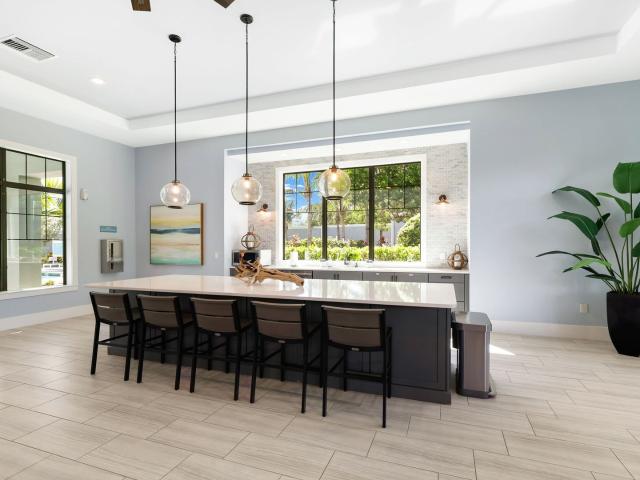 Luxury Naples 2 Bed Home Minutes to Downtown & Beaches | Resort Style Amenities