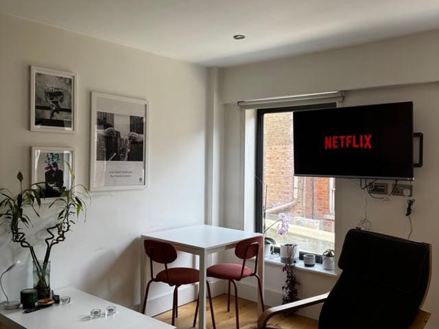 Luxury Spacious Studio Flat to Sublet in Clapham