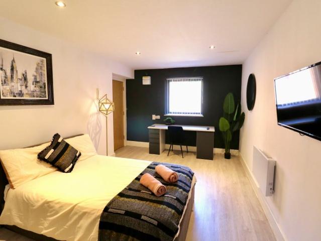 Luxury Studio Bills Inc Gym Free laundry £795pcm