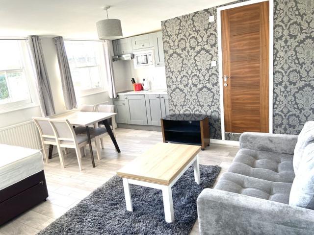 Luxury Studio £1900Pm All Bills Included