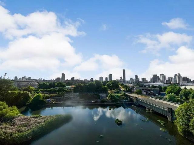 Luxury Stratford Apartment with Stunning Views