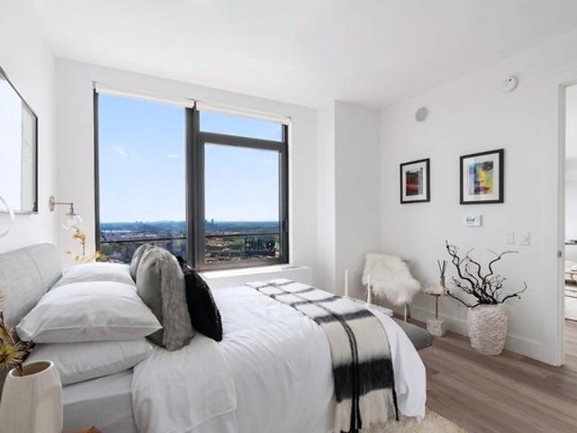 Luxury Room | Gym, Rooftop, Doorman & WFH Space