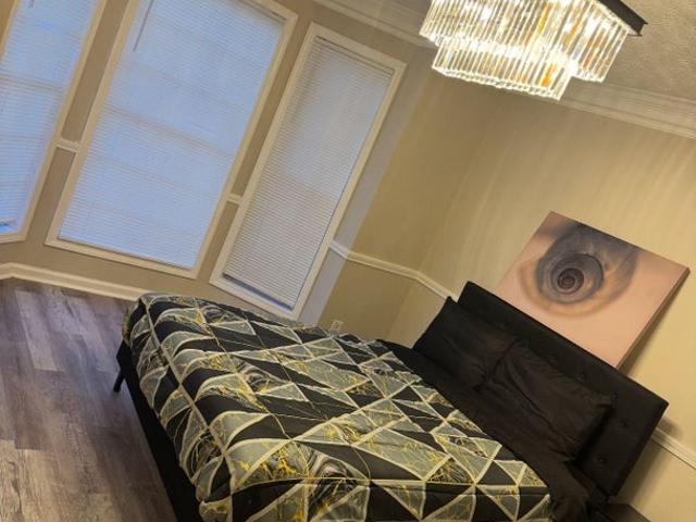 Luxury Room near Airport. Includes Large and beau