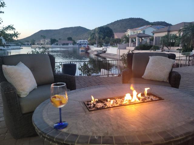 Luxury Rooms in WATERFRONT HOME for traveling prof