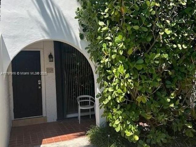 Luxury Townhouse for rent in Key Biscayne, Florida