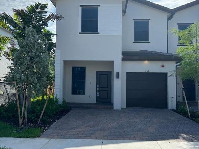 Luxury Townhouse for rent in Pembroke Pines, Florida
