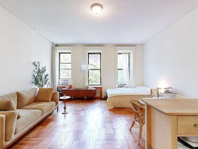 Luxury Townhouse for rent in 118 West 69th Street, New York