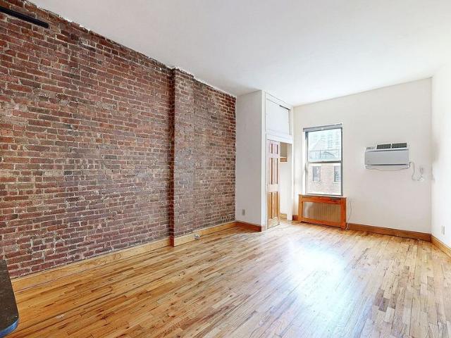 Luxury Townhouse for rent in 323 West 75th Street, New York