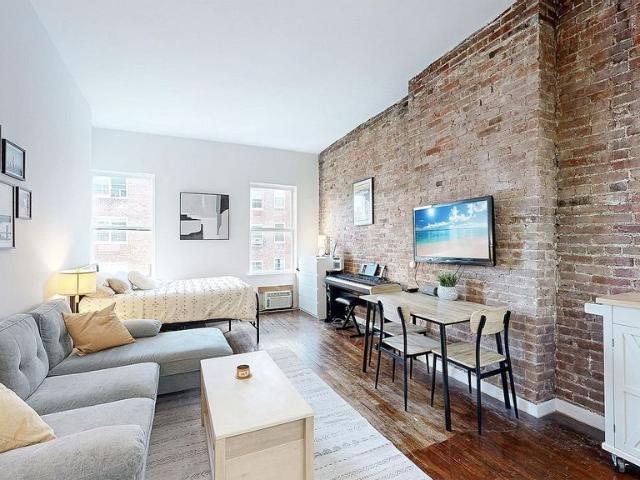 Luxury Townhouse for rent in 323 West 75th Street, New York