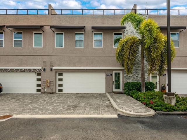 Luxury Townhouse for sale in Oakland Park, Florida