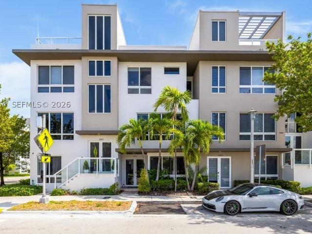 Luxury Townhouse for sale in Doral, United States