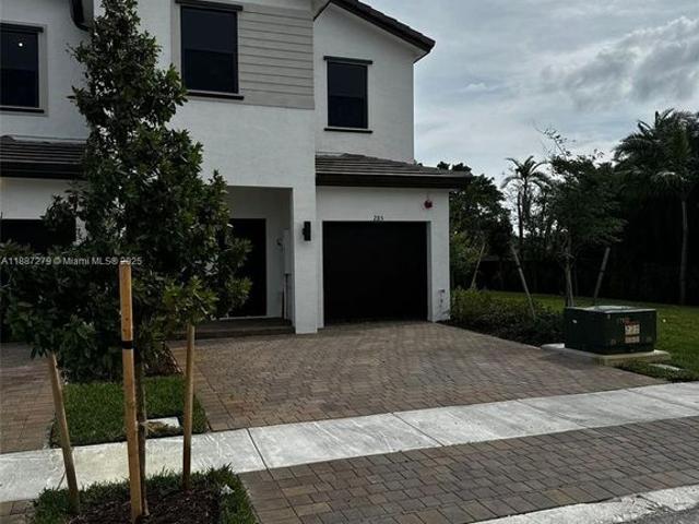 Luxury Townhouse for sale in Pembroke Pines, United States