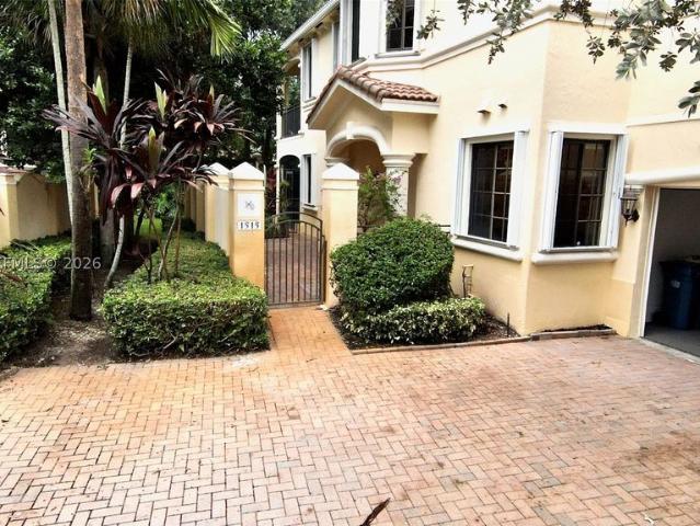 Luxury Townhouse for sale in Weston, United States