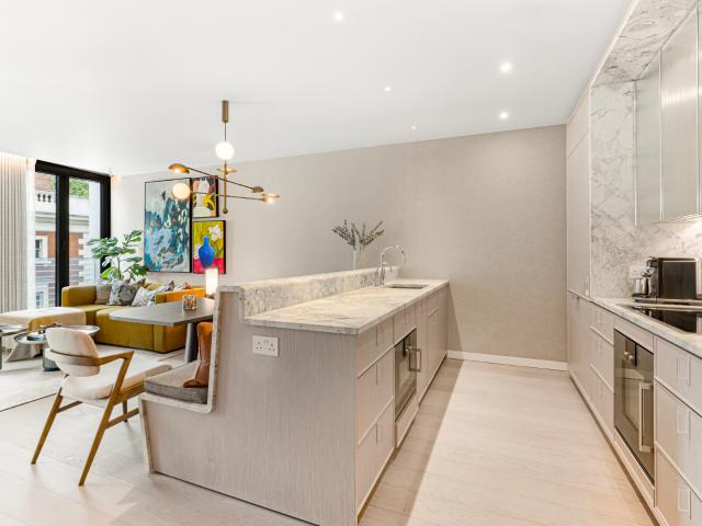 Luxury three bedroom apartment situated in the iconic Mandarin Oriental