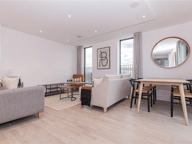 Luxury three bedroom/two bathroom furnished duplex apartment situated in central Summertown