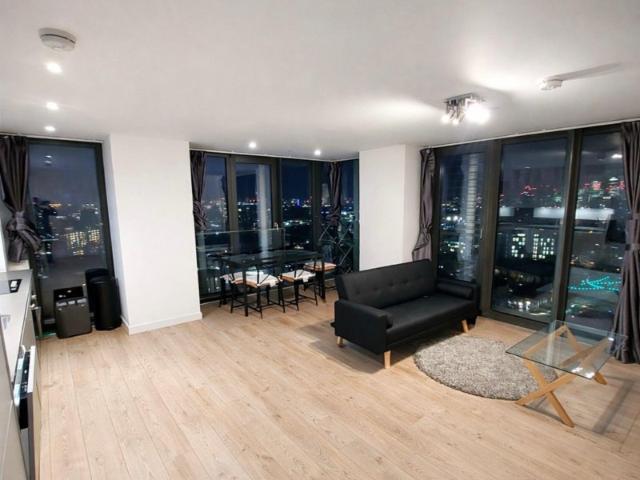 Luxury Two Bed Apartment with Views & Parking E15