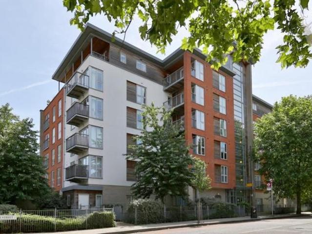 Luxury two bed apartment with Parking, Bow E3