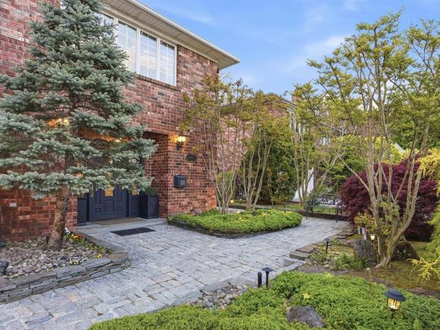 Luxury Villa for sale in 234 11 38th Drive, Queens, Fresh Meadows, New York