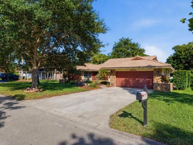 Luxury Villa for sale in Coral Springs, Florida