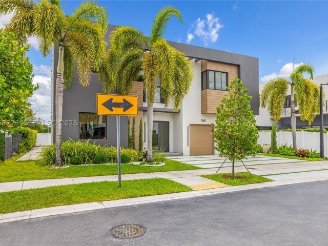 Luxury Villa for sale in Doral, Florida